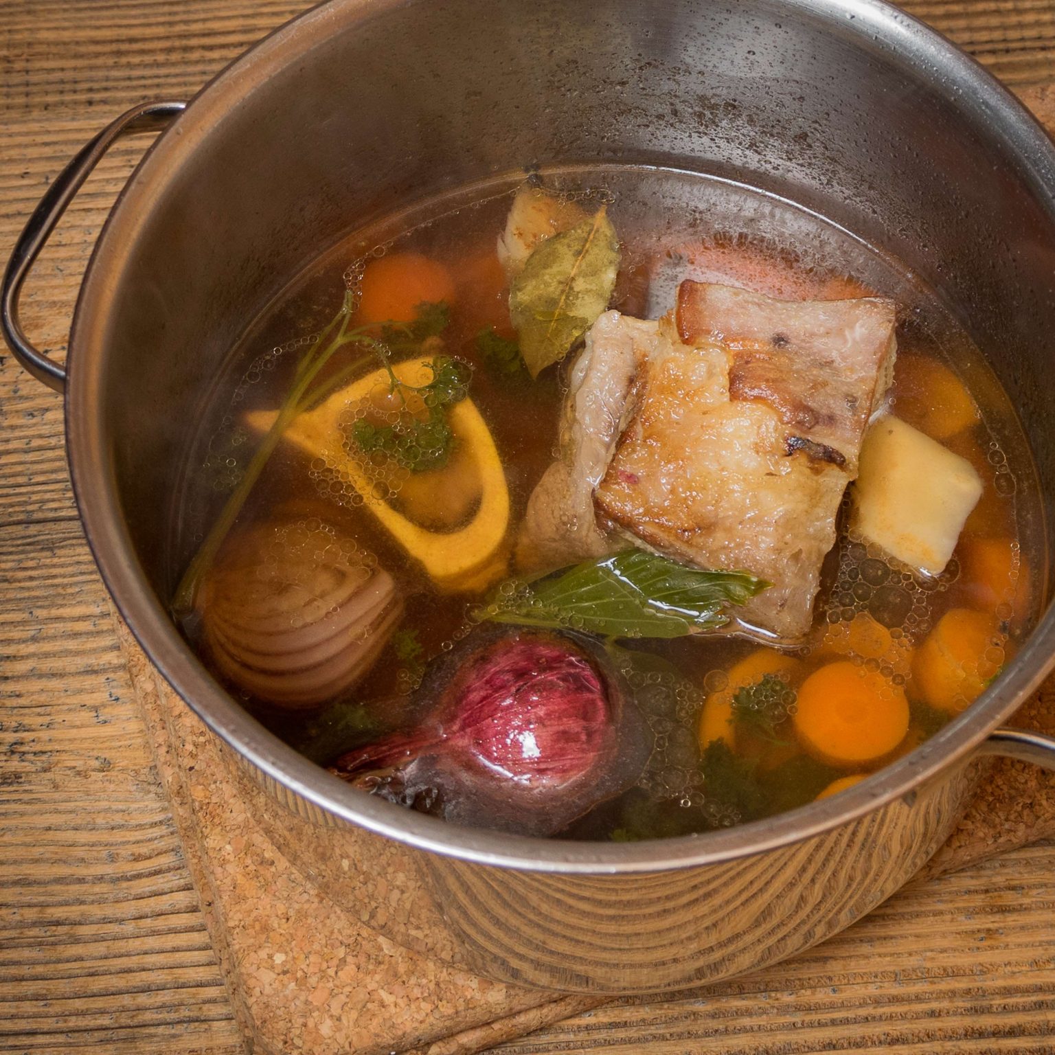 Klare Rindssuppe mit Kräuternockerln - Eggenhof | Bio-Bergbauernhof